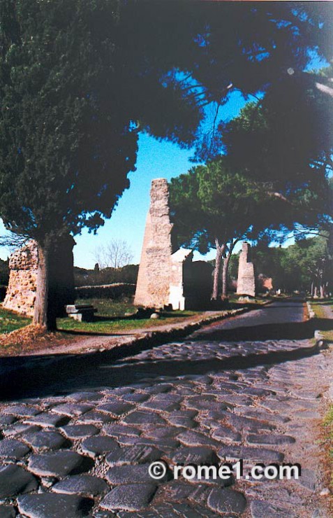 Via Appia à Rome Une grande voie romaine aux pavés usés par les roues ...